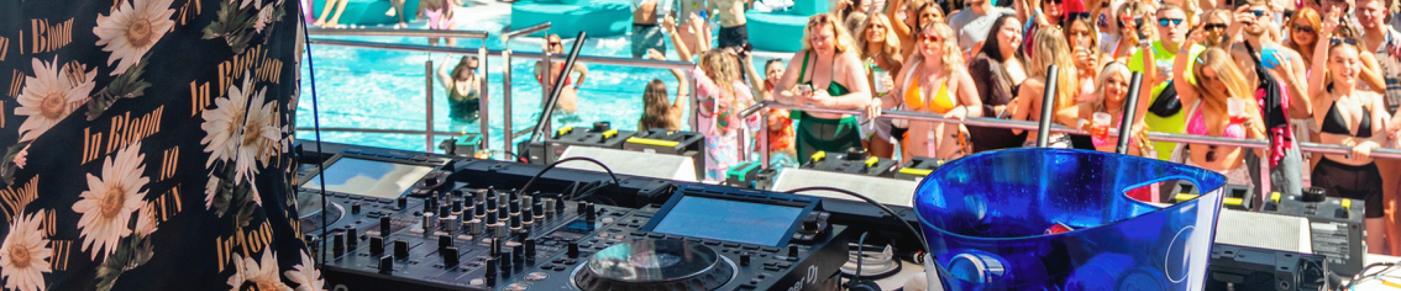 POOLSIDE DJ VIBES | POOL PARTY HOLIDAYS | Jet2holidays